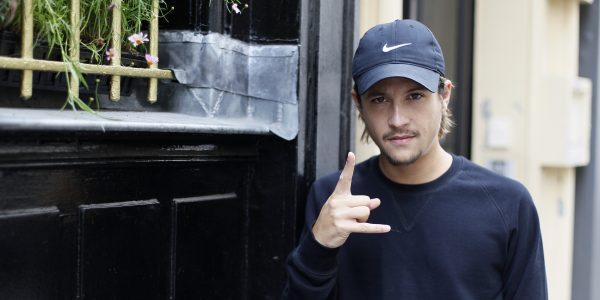 Nekfeu dévoile Cyborg, son nouvel album en plein concert Nekfeu dévoile Cyborg, son nouvel album en plein concert